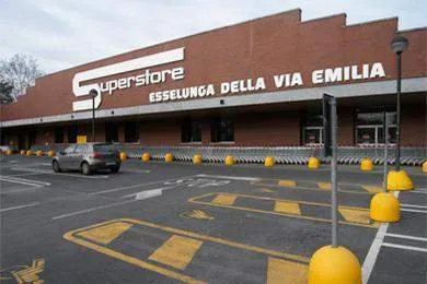 Esselunga: scappa con le punte di formaggio, fermato 27enne dopo ...